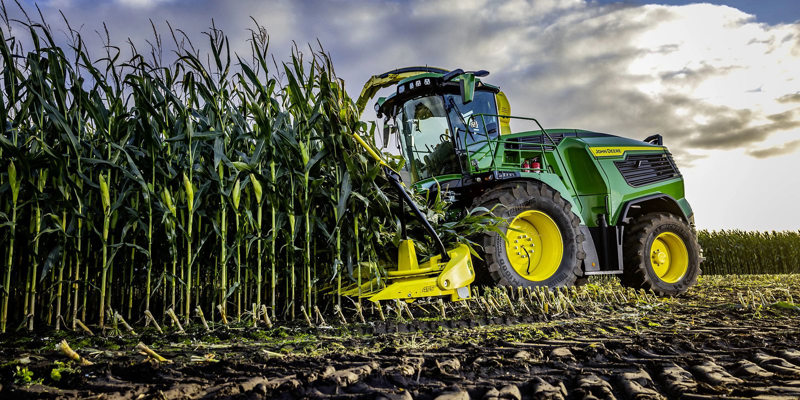 John Deere stellt die neuen selbstfahrenden Feldhäcksler der F8- und F9-Serien vor | John Deere DE
